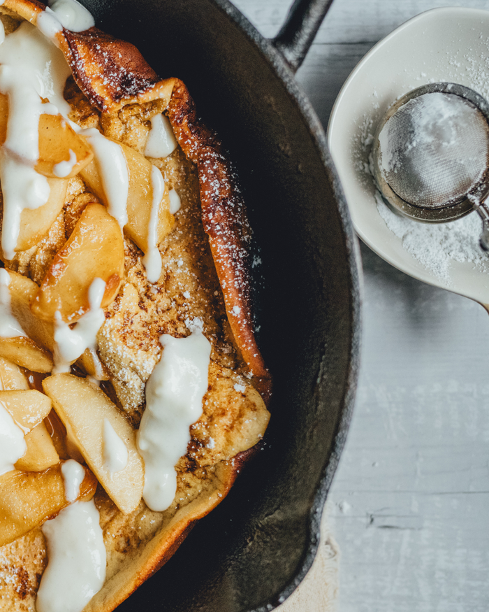 Dutch baby aux pommes avec sauce fromage à la crème et moût de pomme