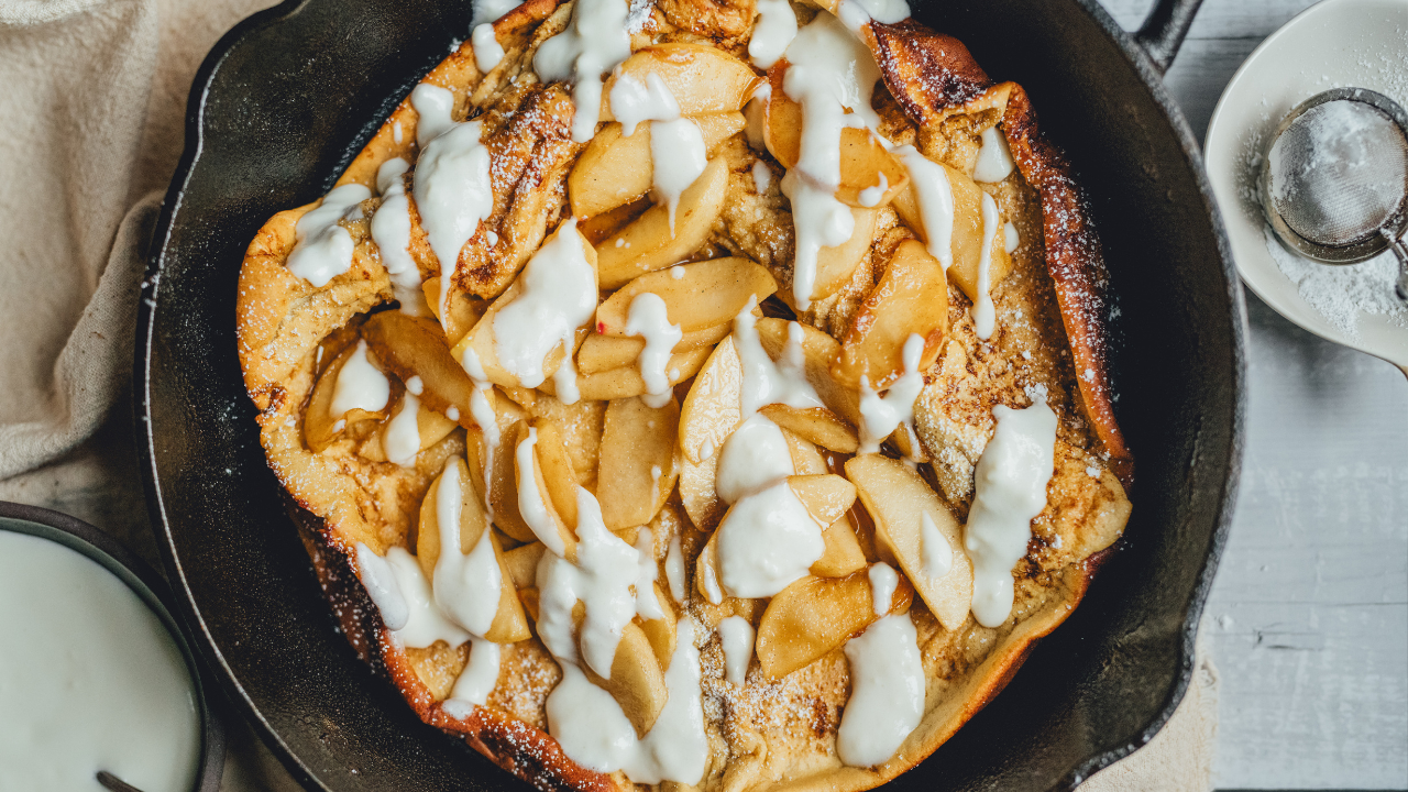 Dutch baby aux pommes avec sauce fromage à la crème et moût de pomme