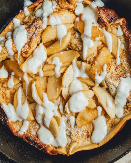 Dutch baby aux pommes avec sauce fromage à la crème et moût de pomme